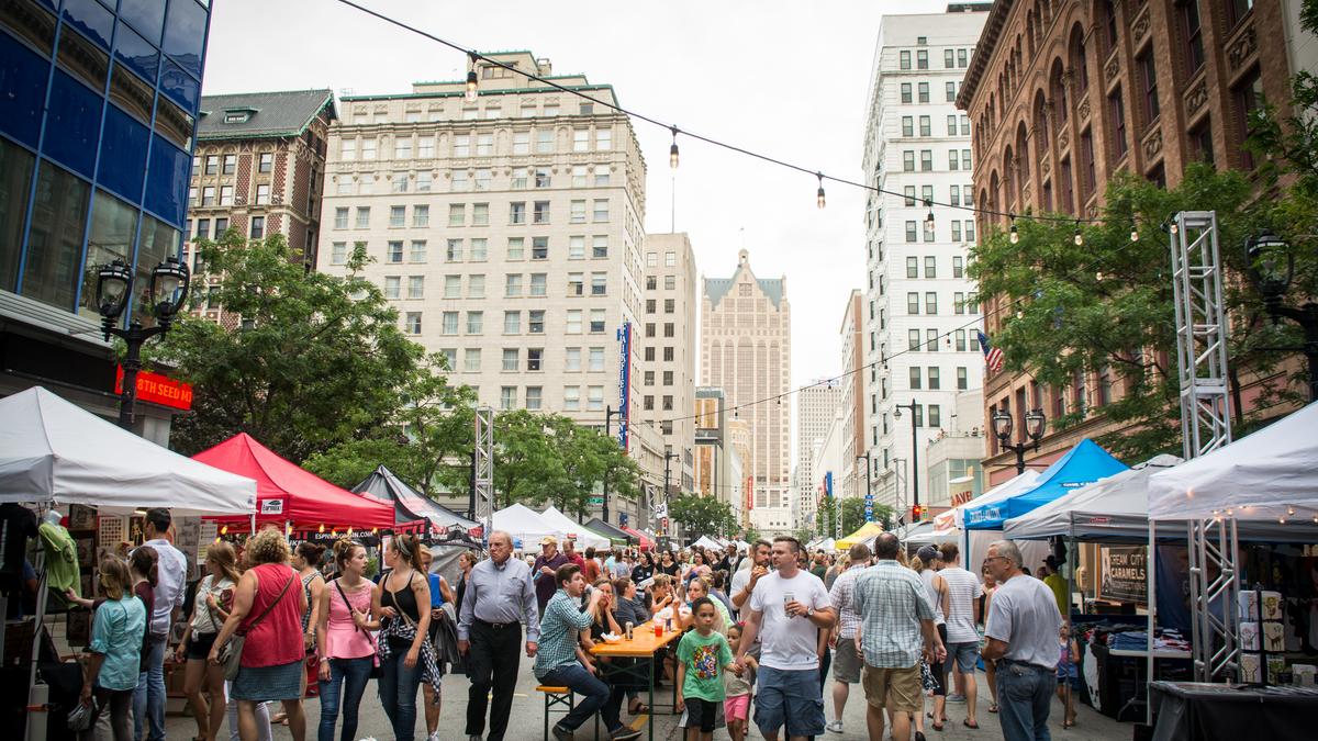 Scenes from Newaukee's Night Market in downtown Milwaukee - Milwaukee ...