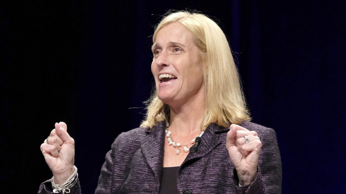 Bank of America's Andrea Smith receives Queens University’s Charlotte ...