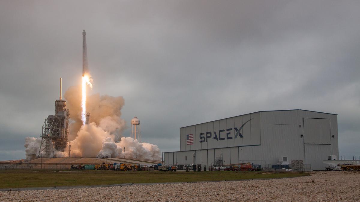 Spacex Successfully Launches Rocket From Historic Nasa Launchpad L A