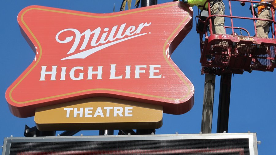 'Grand bar' planned for Miller High Life Theatre - Milwaukee Business ...