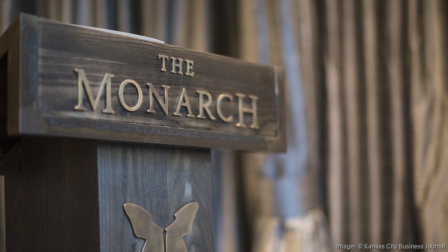 Monarch Bar plaza David Manica 20170821