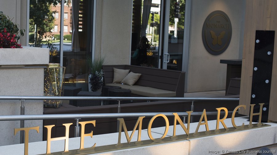 Monarch Bar plaza David Manica 20170821