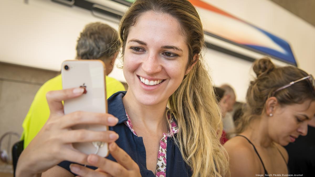 Another down day for Apple as iPhone X outshines iPhone 8 - Phoenix ...