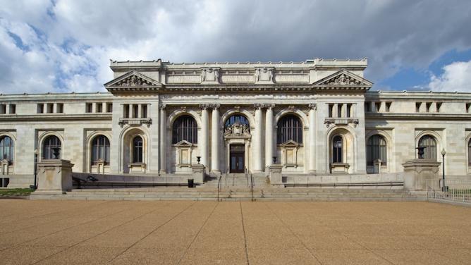 Apple eyeing Carnegie Library for downtown D.C. store - Washington ...