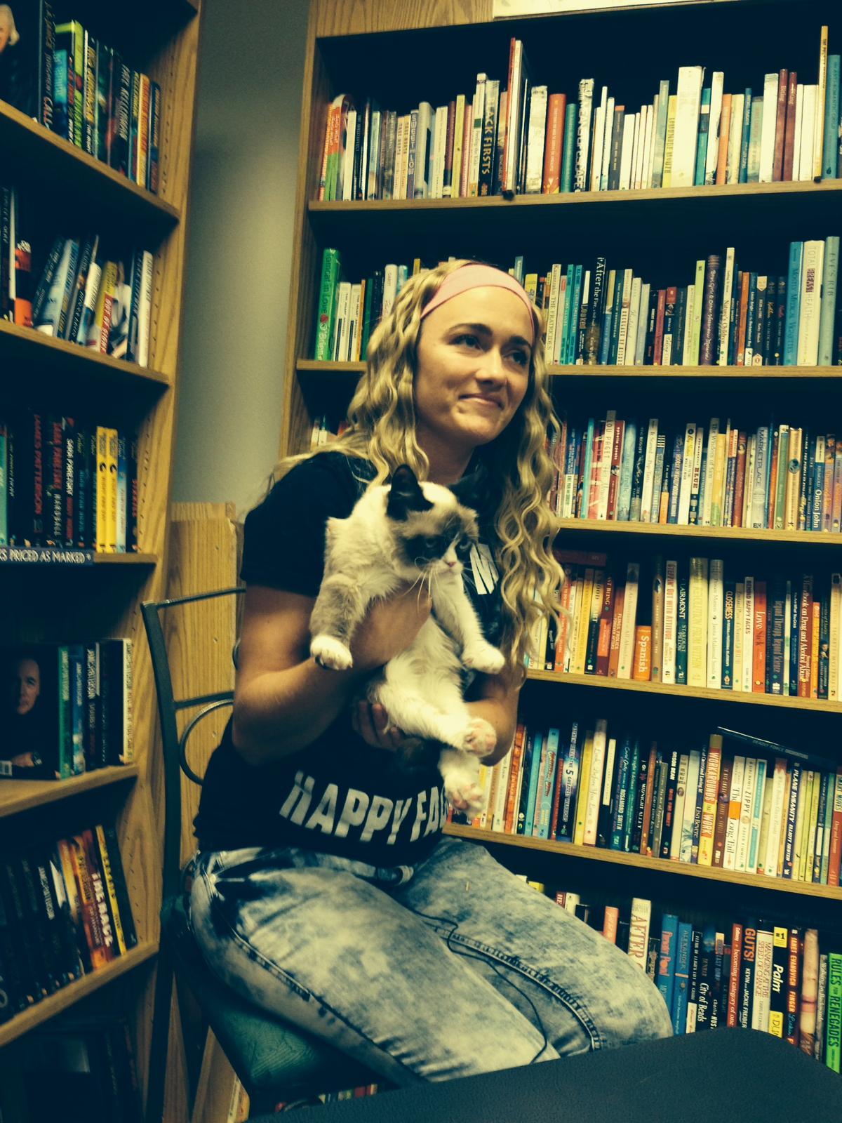 Grumpy Cat draws hundreds of fans at Changing Hands Bookstore event in ...