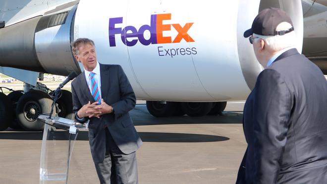 FedEx Express CEO David Cunningham and Tennessee Gov. Bill Haslam ...