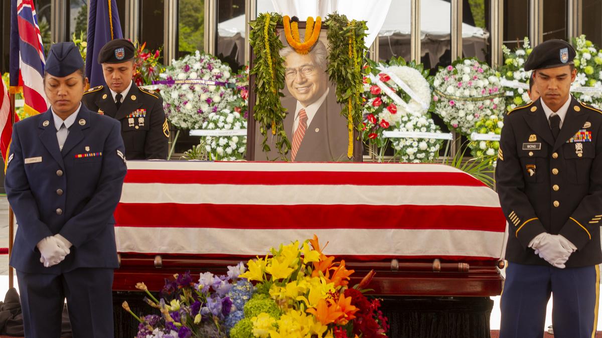 Hundreds of Hawaii residents, visitors gather to pay final respects to ...