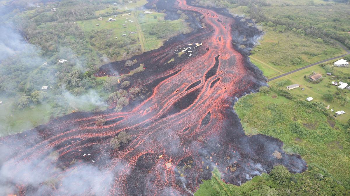 Explosive eruption at Hawaii's Kilauea volcano sends ash 7,000 feet ...