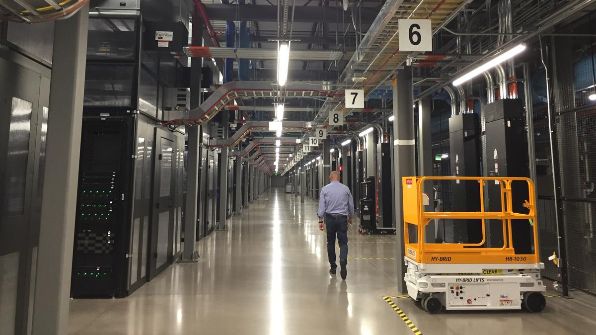 Apple gives a unique tour inside its $2 billion Arizona Data & Global Command Center in Mesa ...