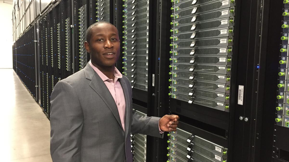 Apple gives a unique tour inside its $2 billion Arizona Data & Global ...