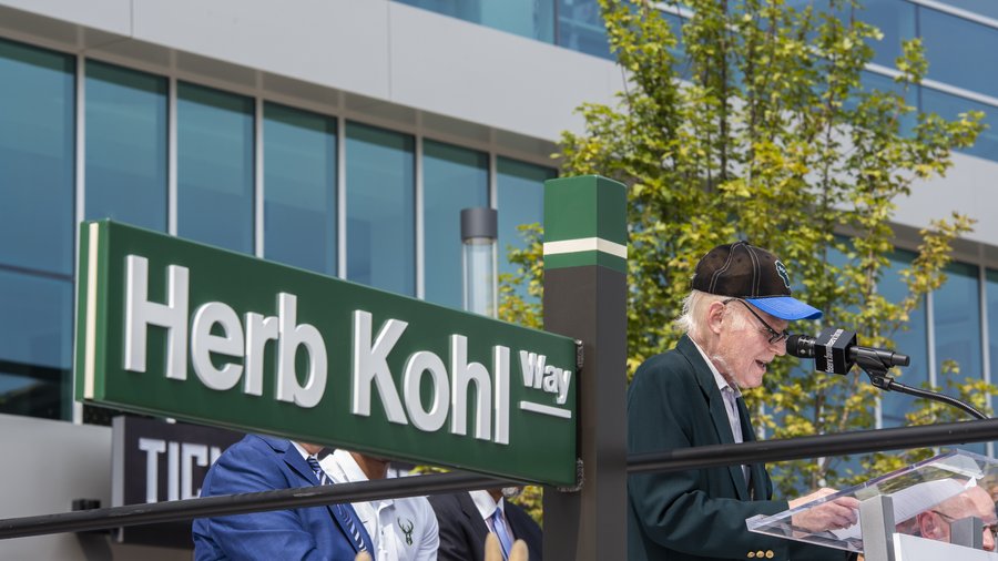 Former U.S. Senator, Milwaukee Bucks owner Herb Kohl passes away ...