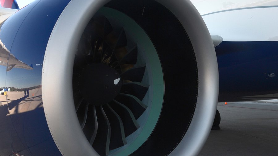 See freaky video of engine failure on Delta Atlanta flight - Atlanta ...