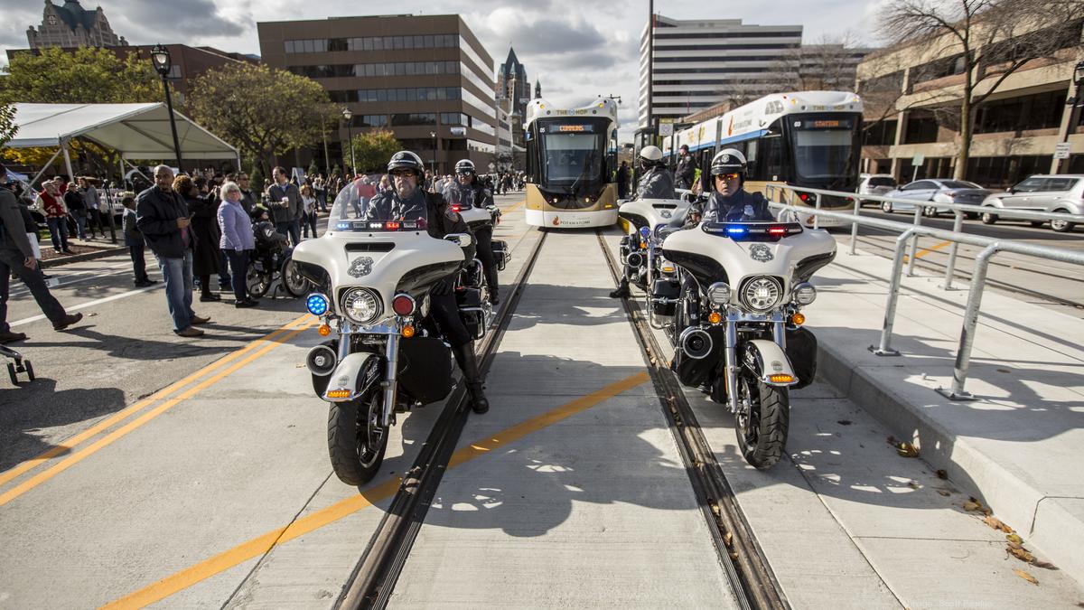 Hundreds pack Cathedral Square Park for Milwaukee streetcar kickoff ...