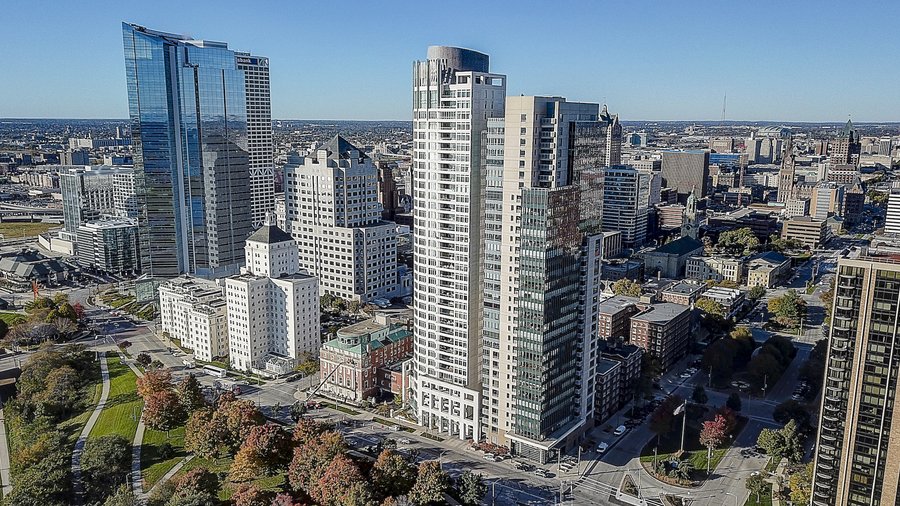 Luxury condos inside Milwaukee's Kilbourn Tower go to auction block ...