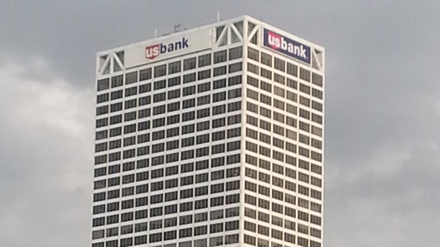 U.S. Bank installs new LED signs atop Milwaukee's tallest building ...