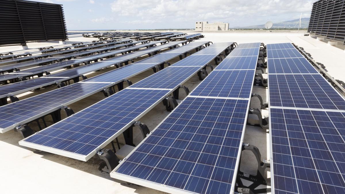 Share of Oahu photovoltaic panel installations with a battery component ...