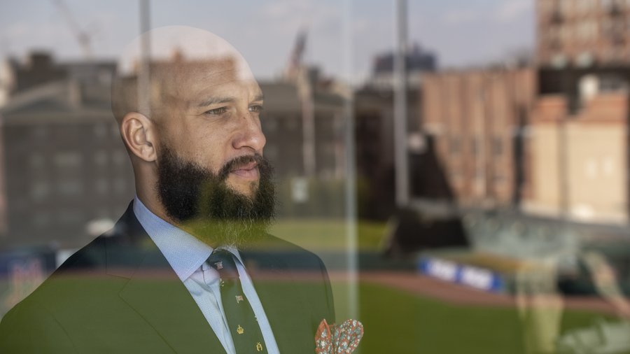 Soccer star Tim Howard is returning to the field to play goalie for ...