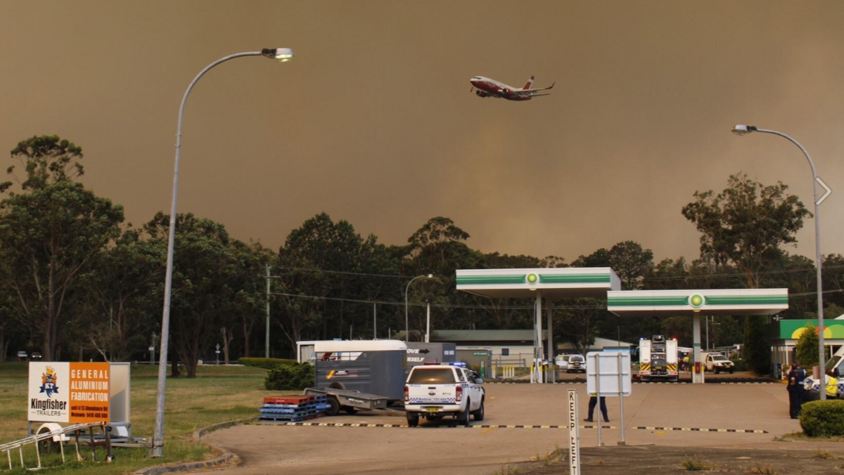 Coulson Aviation's Boeing 737 Fireliner fights Australian wildfires ...