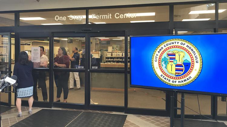 Mayor Kirk Caldwell allows Honolulu building permit bill to become law ...