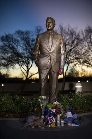 Texas A&M releases more information about George H.W. Bush burial ...