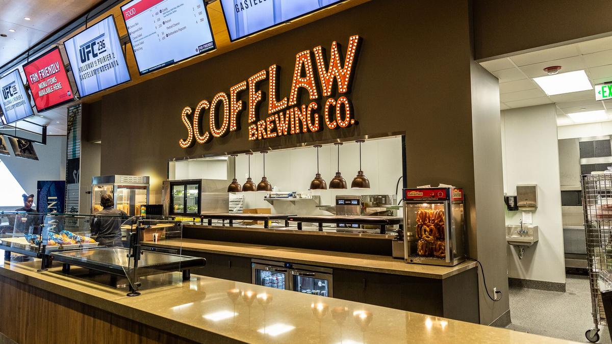 Scofflaw Brewing Co. unveils 48-tap bar inside State Farm Arena ...