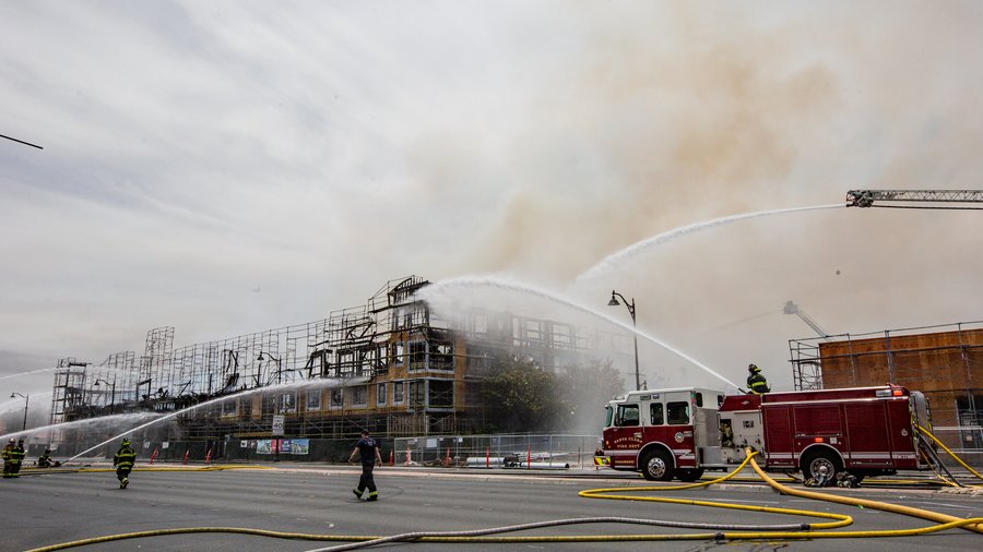 Fire rages at Santa Clara housing construction site - Silicon Valley ...