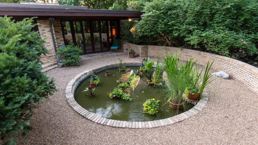 Frank Lloyd Wright-designed Sondern-Alder house - fountain