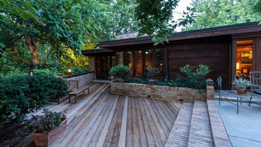 Frank Lloyd Wright-designed Sondern-Alder house - backyard terrace