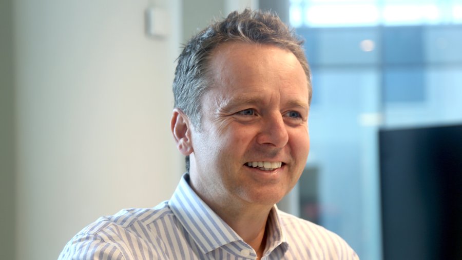 Sen. Klobuchar raises concerns about Apple selling devices like Tile's ...