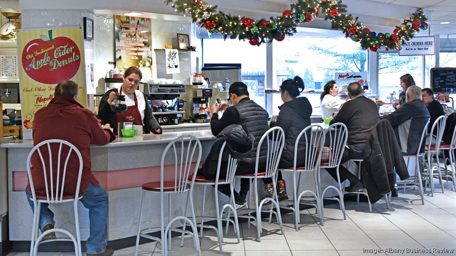 Bella Napoli's Dominic Mainella still makes the bread — and cookies ...