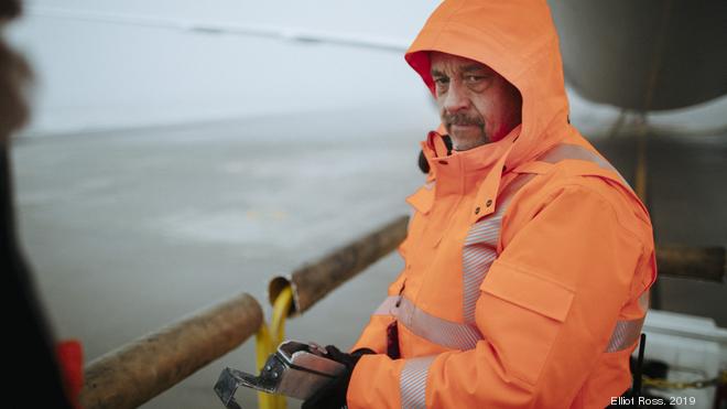United Airlines unveils Carhartt uniforms for below-the-wing workers ...