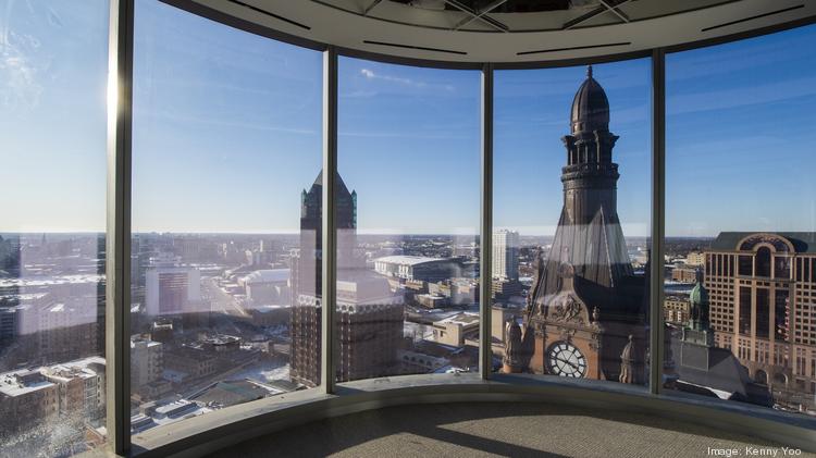 A drone's-eye view of Milwaukee's skyline and local landmarks ...