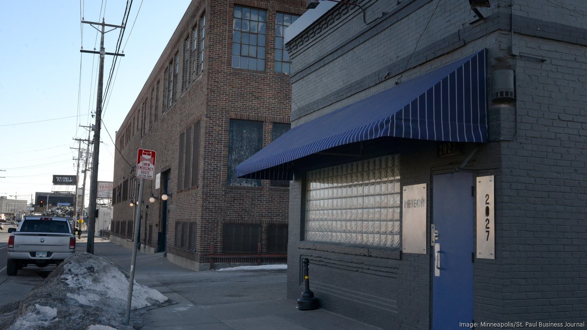 Hot Spots: Meteor Bar serves classic cocktails in a divey setting ...