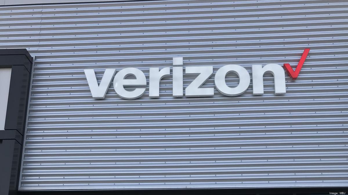 Abbi Rychlock and Scott Orellana opened a new Wireless Zone store in ...