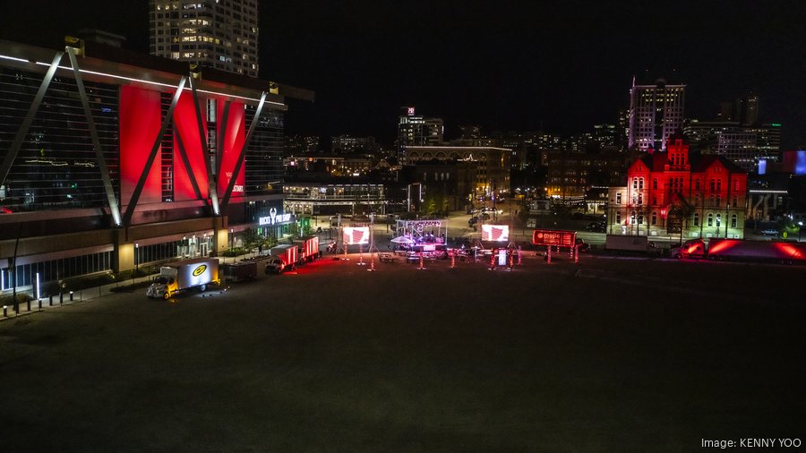 Milwaukee goes red to support live events industry: Slideshow ...