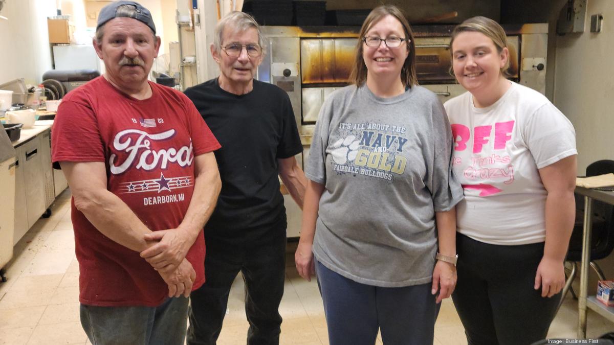 Tony Impellizzeri's Pizza is pleasing customers right up to closing ...