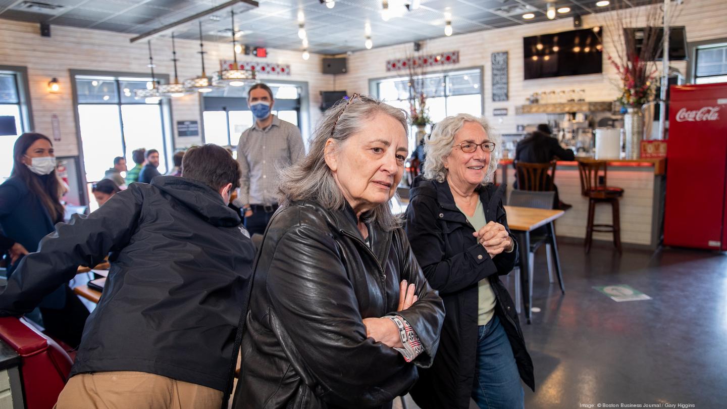 BostInno - Alfred the robot makes restaurant debut