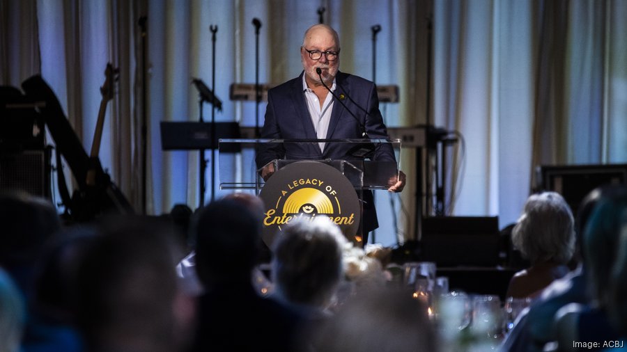 VIP crowd honors Bob Babisch for more than four decades at Summerfest ...