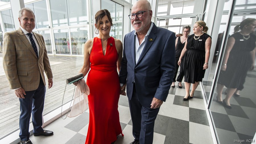 VIP crowd honors Bob Babisch for more than four decades at Summerfest ...