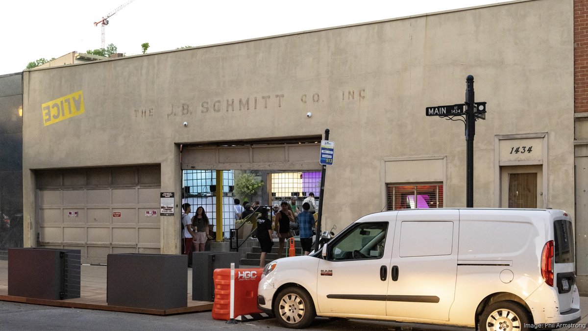 Alice, a bar with an immersive multimedia experience from Brave Berlin ...