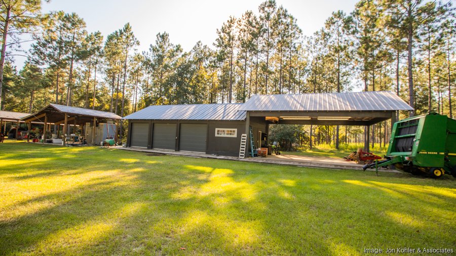 Ex-Hooters CEO Coby Garrett Brooks lists nearly 800-acre Georgia ranch ...