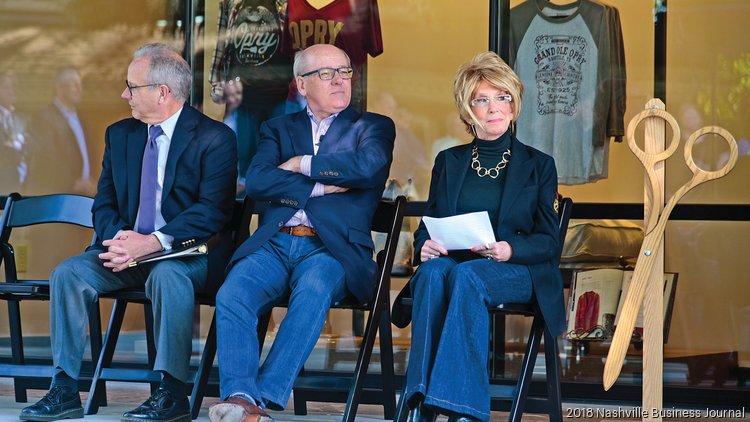 Blake Shelton, Dustin Lynch and other country music stars on Ryman ...