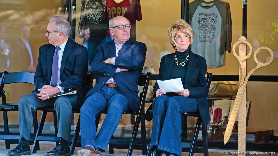 Blake Shelton, Dustin Lynch and other country music stars on Ryman ...