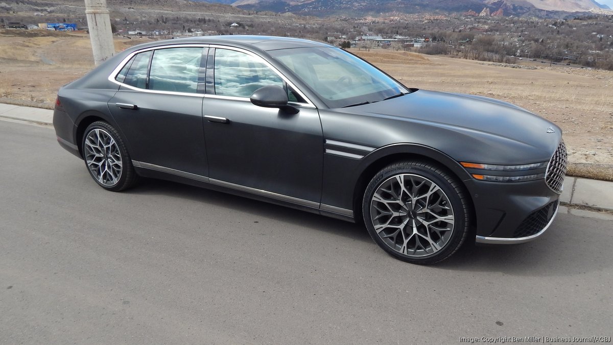Hyundai's $100,000 Genesis G90 curates your mood (PHOTOS) - Chicago ...