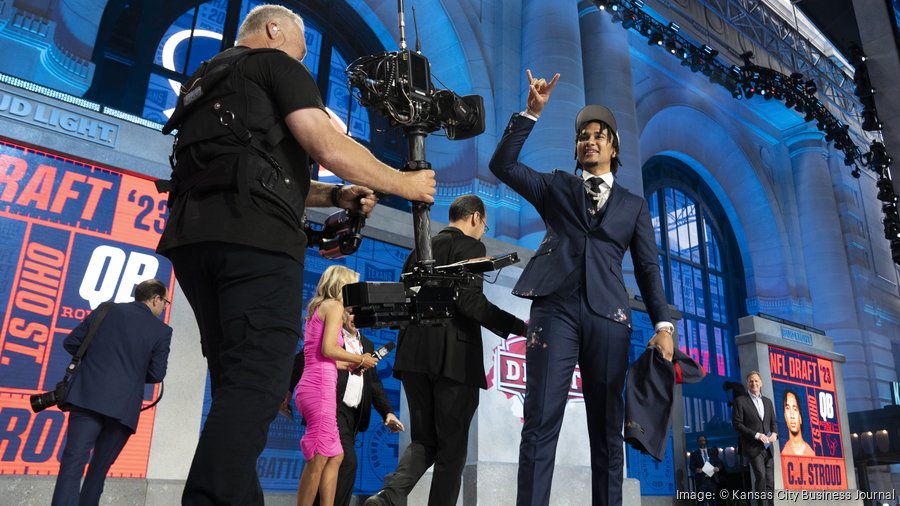 PHOTOS: NFL Draft kicks off in Kansas City with first round picks, red ...