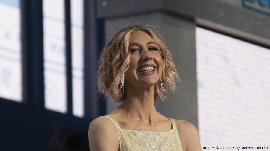 Heidi Gardner buys, renovates house in Overland Park - Kansas City ...