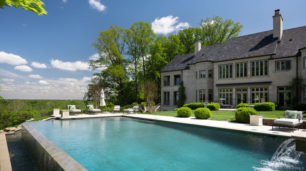 $7M+ Louisville estate has an infinity-edge pool, indoor sports court ...
