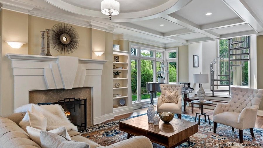 Lakefront home in Bayside with attached guest house listed for $2.5M ...