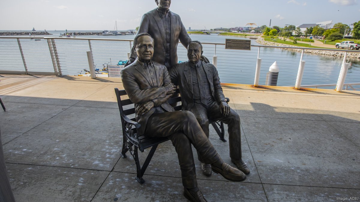 Discovery World celebrates founders with new statue - Milwaukee ...