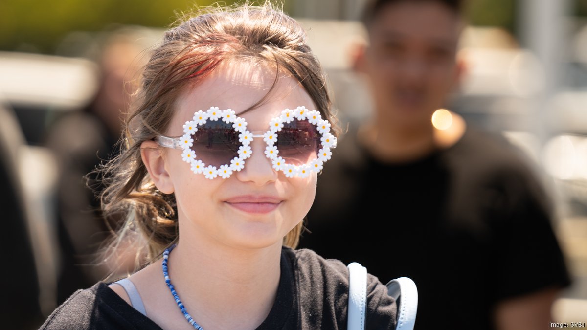 Taylor Swift swag went on sale at Levi's Stadium. What the scene looked ...